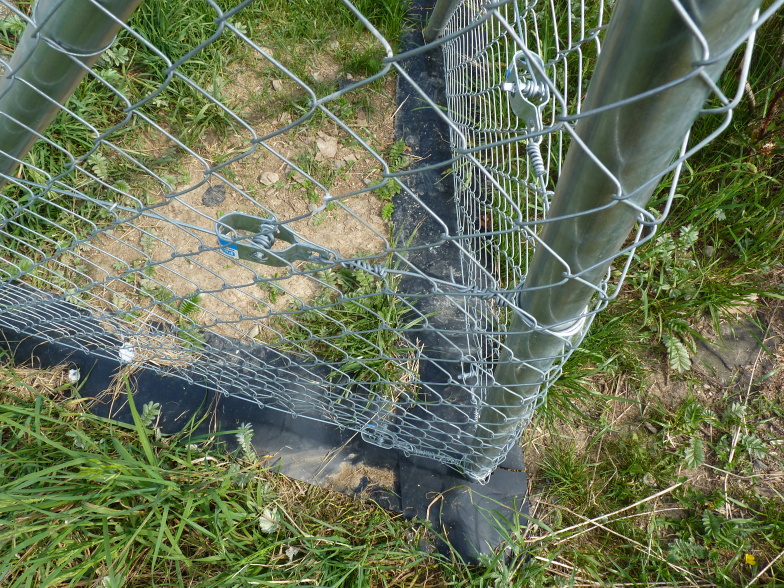 Folie pod plot proti prorůstání trávy plotem - PLOTANA